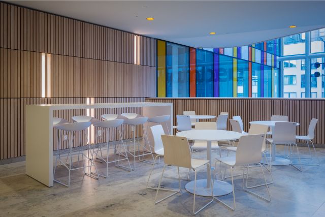 CHAT – Flexible table for meeting rooms, café, lounges – EFG