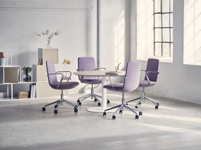 CHAT – Flexible table for meeting rooms, café, lounges – EFG