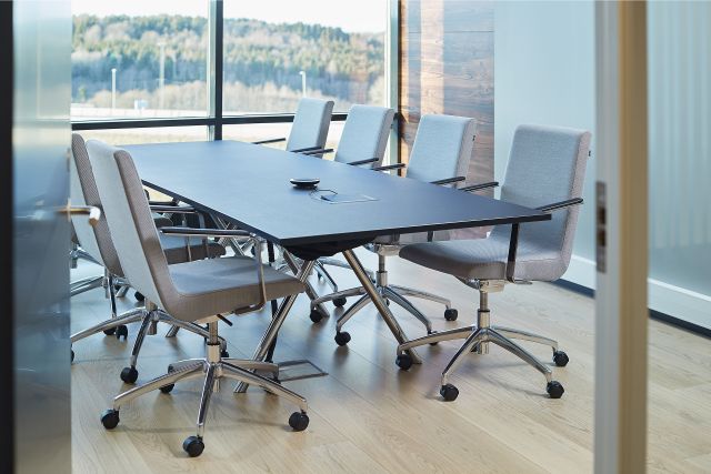 AVIA – Meeting table with built-in cable solution – EFG